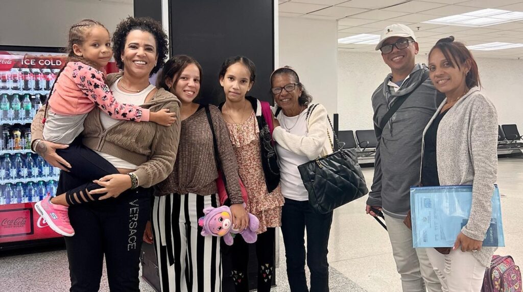 La humorista cubana Cuqui la Mora recibe a varios familiares en EEUU ...